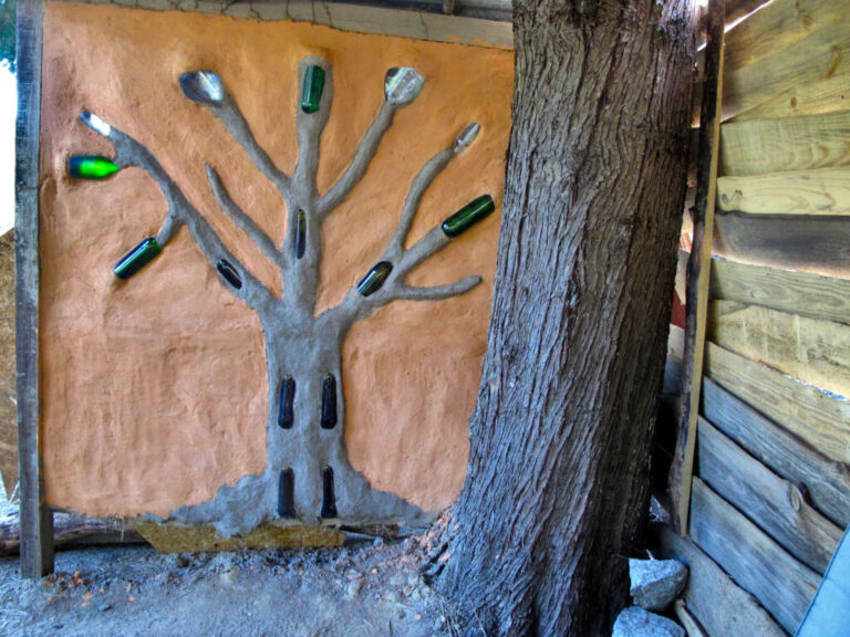 Cob wall tree sculpture • Quinta Kania